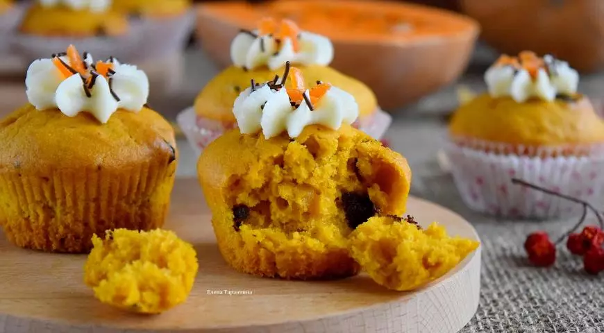 Muffin della zucca pronti con cioccolato