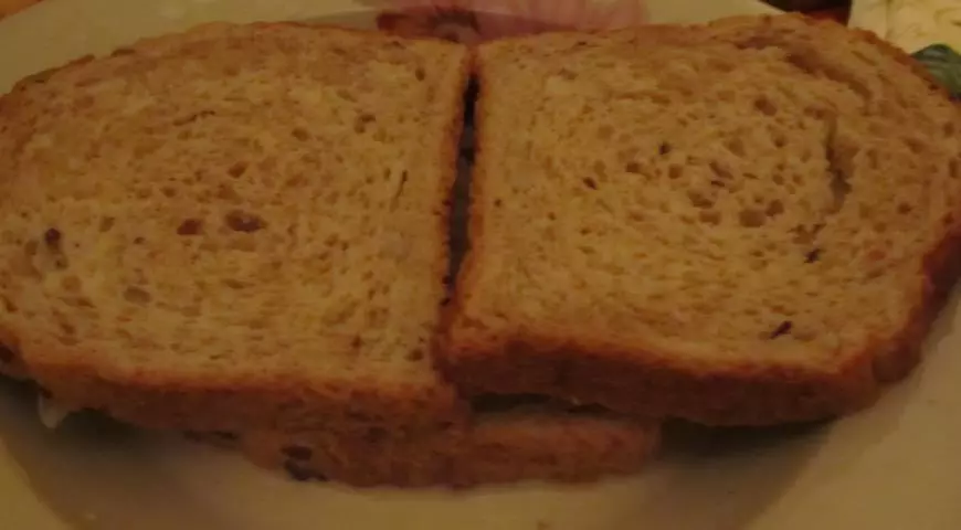 Pan de la máquina en la leche.