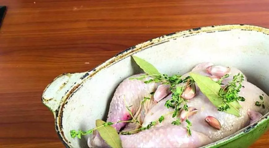 Foto Foto La ricetta della cucina: pollo con quaranta panno aglio, step №4