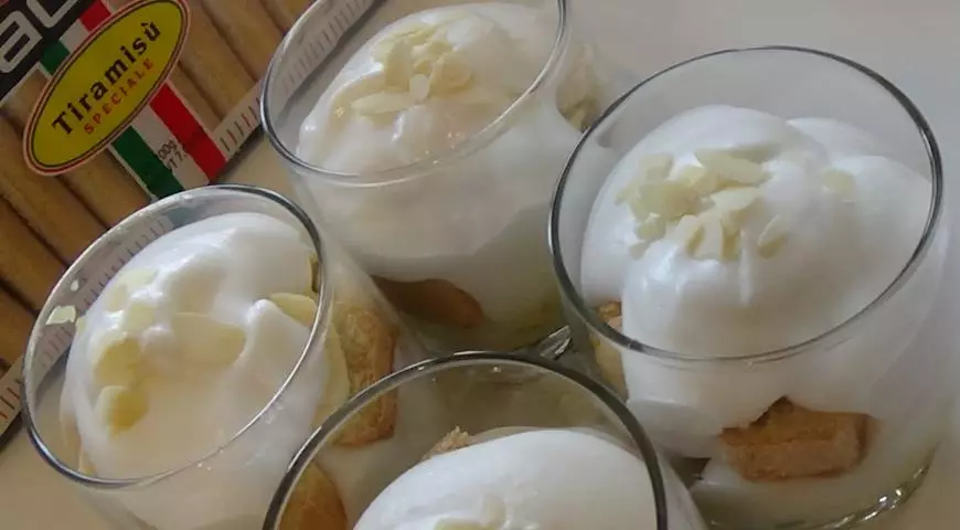 Trifle dengan pisang, kopi, dan almond siap untuk diberi pakan