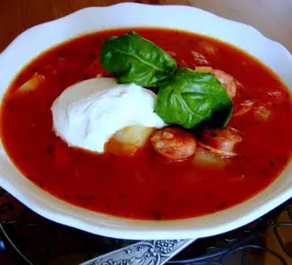 Dicke Tomatensuppe mit geräucherten Würstchen