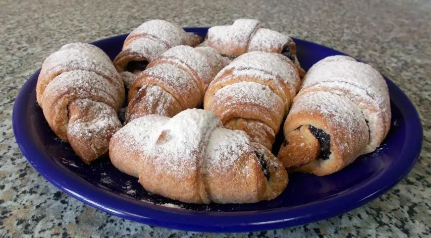 Croissants koos šokolaadi poppy täidisega