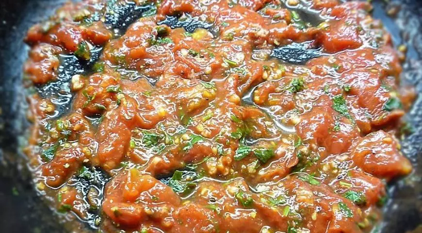 Nyiapake saos tomat kanggo kapal prau nganggo daging cincang