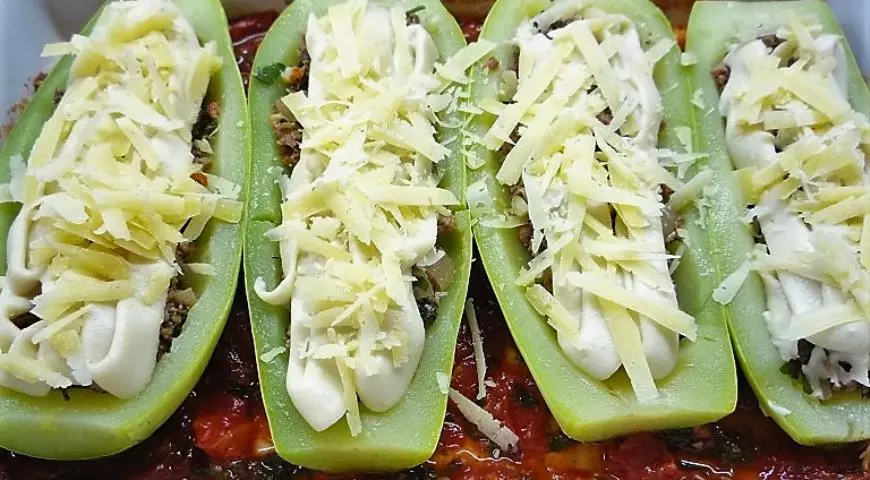 Selehake kapal saka zucchini nganggo keju sing diiseni