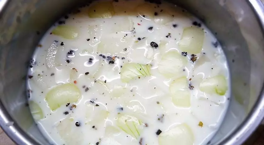 Sliced ​​onions and peppers add to milk, bring to a boil, then let it cool