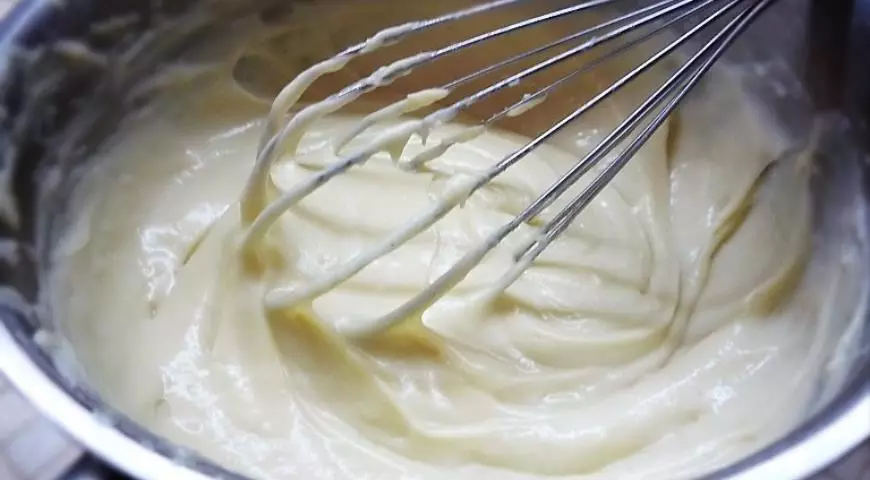 Strain milk through a sieve, parts add to a mixture of oil and flour