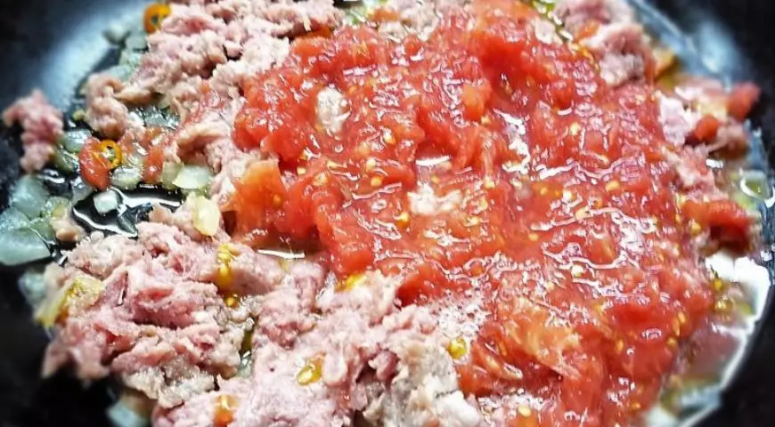 Tinye tomato tomato na anụ m minced na bank, nnu na ose a mix maka ụgbọ mmiri si zukini