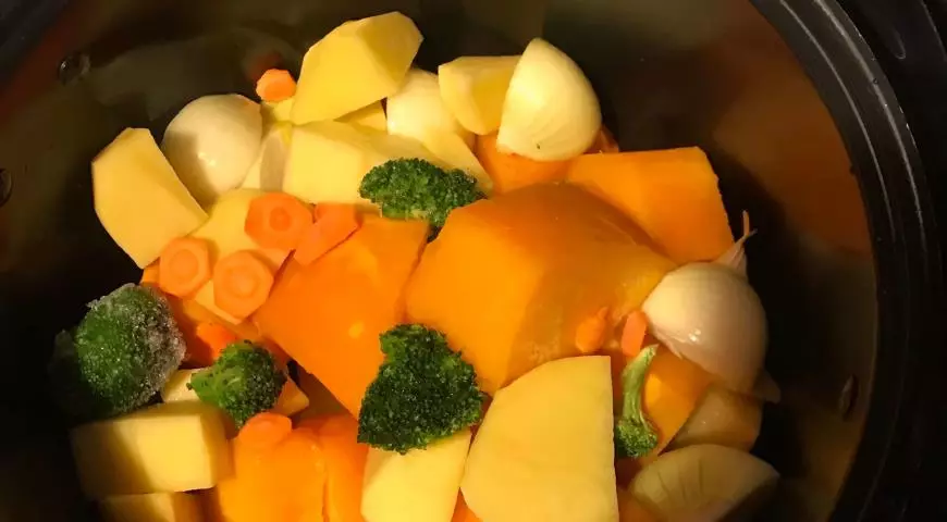 Cocinar la sopa de calabaza con camarones de tigre.