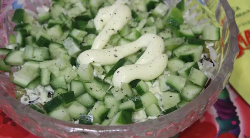 Voeg vervolgens komkommer toe, het wordt ook gesmeerd door mayonaise