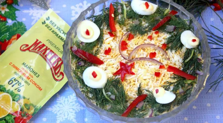 Versier de salade van het nieuwe jaar met zalmdille en stukjes gekookt ei