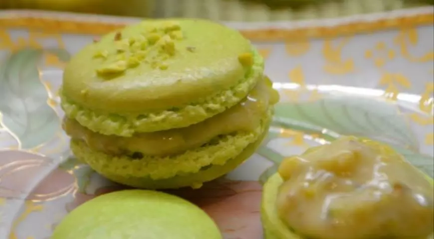 Kami membentuk Pistachio Macarons