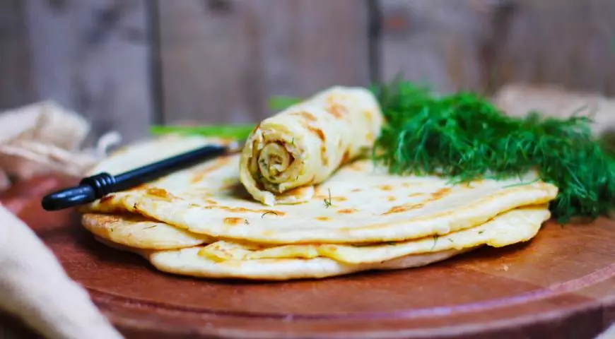 Gezlem de Jufka avec du fromage prêt à nourrir