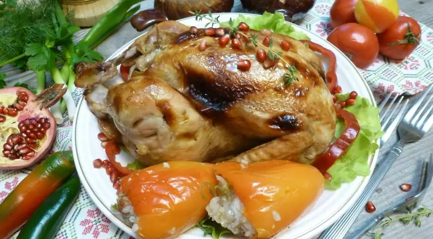 Huhn, gefüllt mit süßem Pfeffer mit Reis