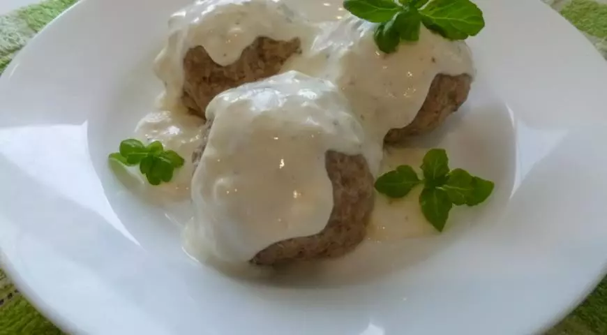 Meatballs nga Turqia me djathë janë të përgatitur në një kazan të dyfishtë, ne ushqehemi me salcë krem