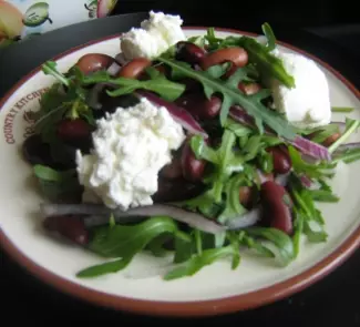 Salade met bonen, rucola en wrongel