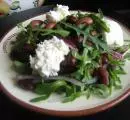 Salad na may beans, arugula at curd cheese handa na.