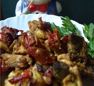 Csirke paradicsommal curry mártással