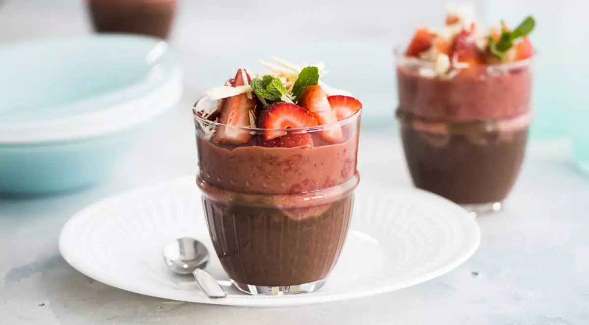 Dessert à la fraise avec chocolat et brandy