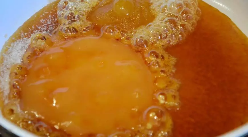 En el azúcar fundido agrega puré de manzana y miel.
