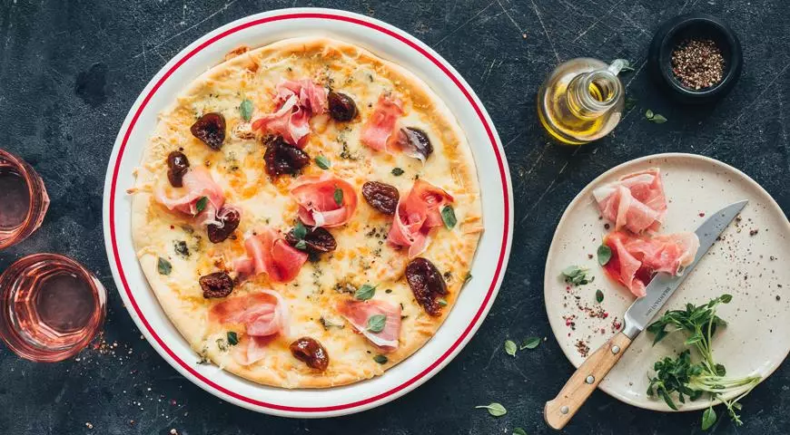 Pizza con touciño afumado e marmelada de figs