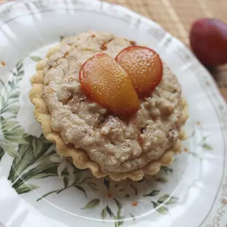 Tartinki nga adunay puding sa bugas sa almond rice ug plum