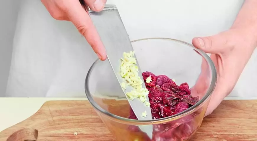 Saham Foto Memasak Resep: Mie dengan Daging Sapi, Langkah Nomor 2