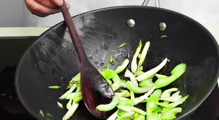 Stock foto resep memasak: mie dengan daging sapi, langkah №4