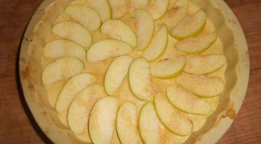 Comparte otra capa de masa magra y manzanas, espolvoree con azúcar moreno