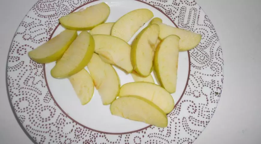 Cortar manzanas para pastel