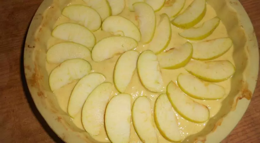 Tsaya a cikin nau'i na jeri kullu na cake da apples