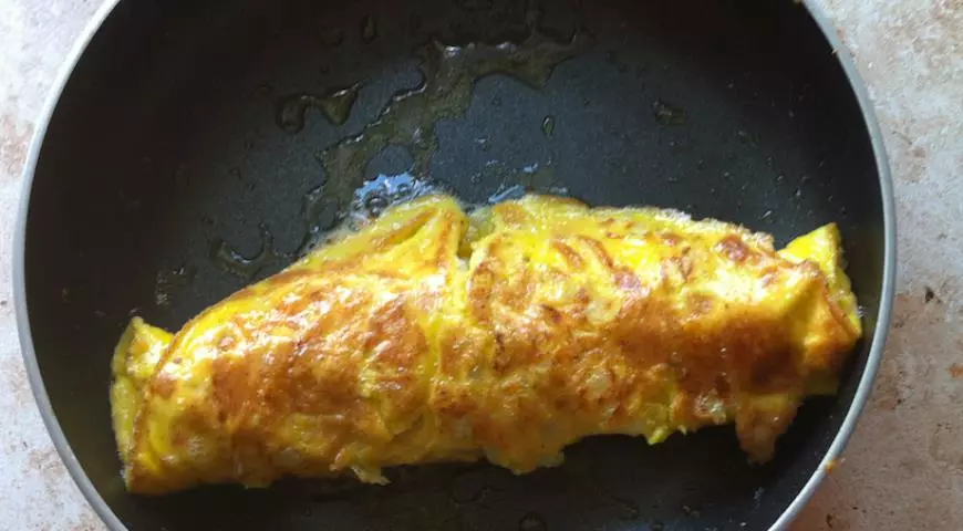 Fry αυγό μίγμα σε πλήρη ετοιμότητα