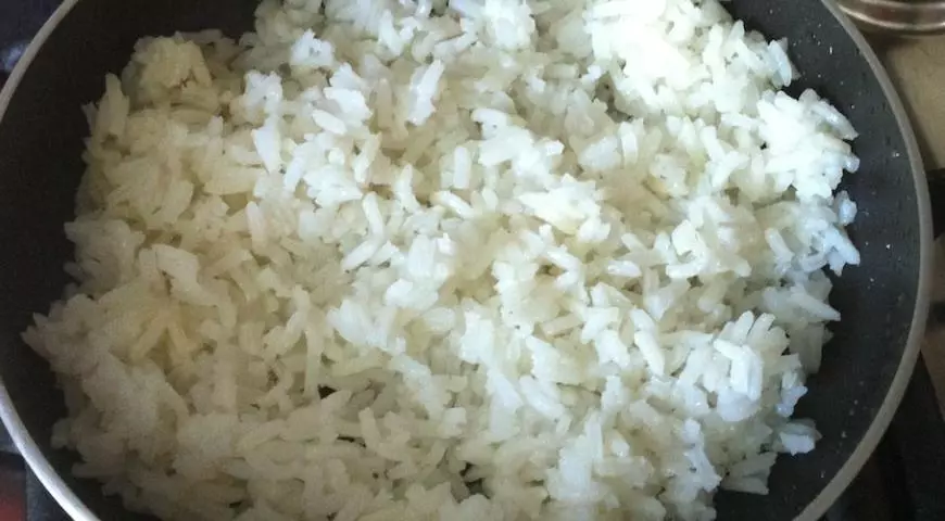 Fry gekookte rijst in plantaardige olie