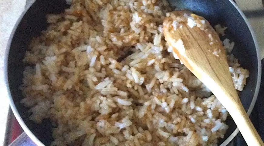 Užpildykite ryžius, įpilkite kiaušinius ir baklažanus