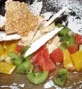 Околу кремстата маса маса лежи овошје, стап kozinak, посипете со шеќер во прав