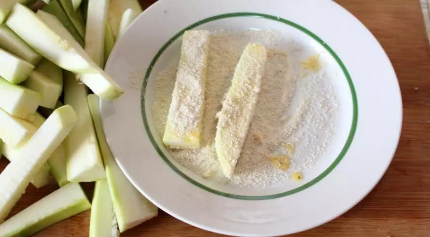 Tongkat zucchini dicelupake ing roti