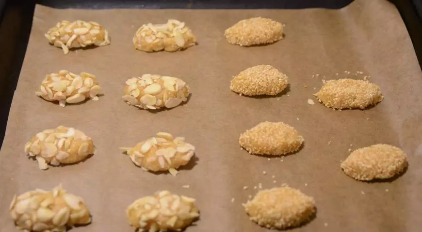 Nós formamos e assamos cookies de amêndoa italiana