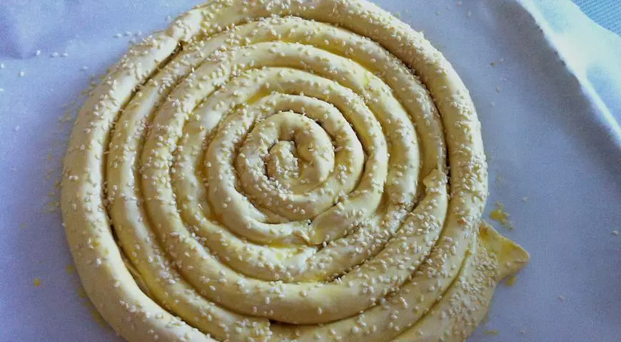 نوارهای تاشو در قالب یک حلزون برای یک کیک