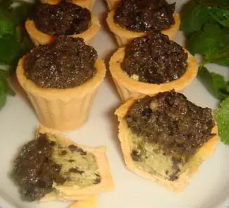 Tartlets amb crema d'alvocat i olives negres tapenad