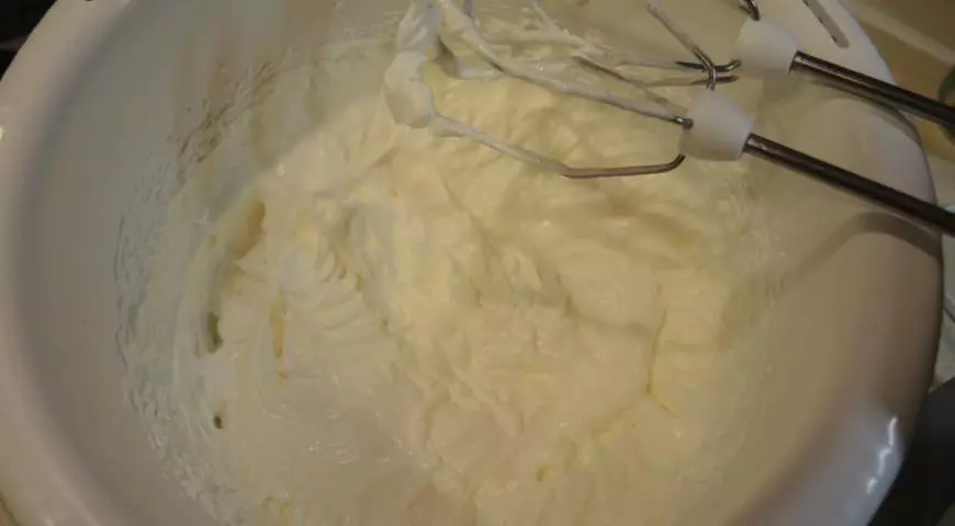 Batir crema agria con crema que hace azúcar