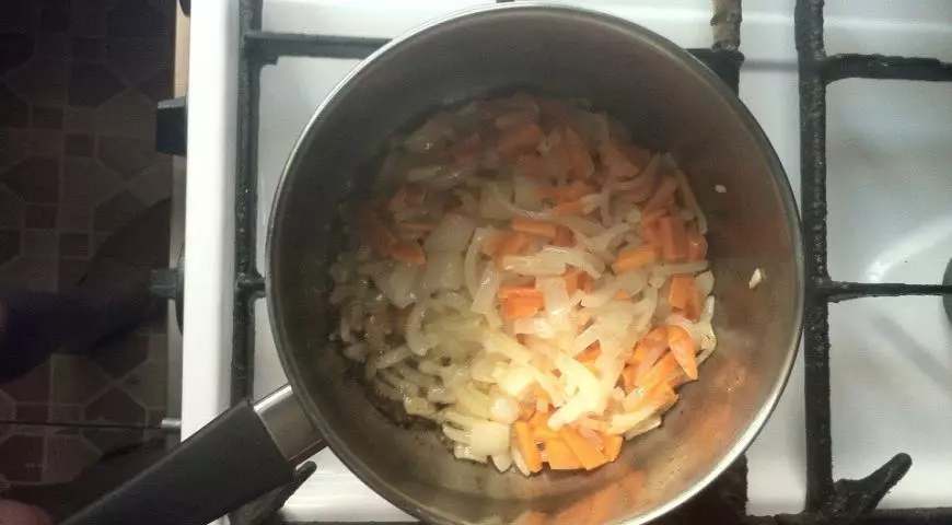 Абсмажваем цыбулю з морквай