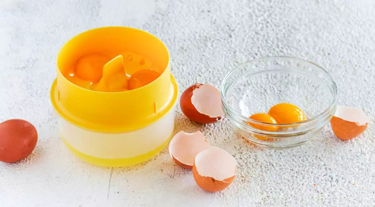 I det här fallet är proteinavskiljaren och Yolkcatche Yolkcatche - saken oersättlig. Allt är enkelt: Separatorn ser ut som en plastbehållare med ett djupt hål. Du bryter ägget i locket (för att göra det i en rörelse kommer att hjälpa närbildsanden), proteinet strömmar ner i behållaren, och hela äggulorna förblir på toppen. Det är lämpligt att separatorn rymmer upp till 6 ägg på en gång - så du kan göra ett tomt för en kex eller bike du kan förbereda mig i en föll. 70950_4