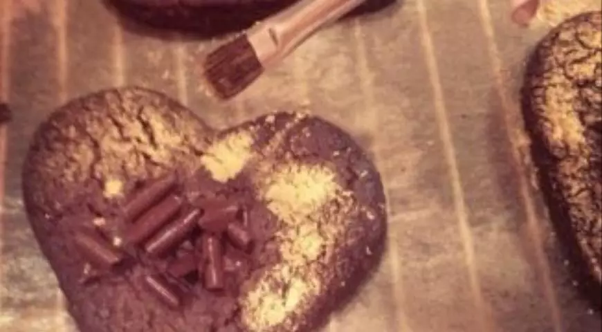 गोल्डन स्प्रेइंग के साथ तैयार रोमांटिक चॉकलेट कुकी कुकीज़