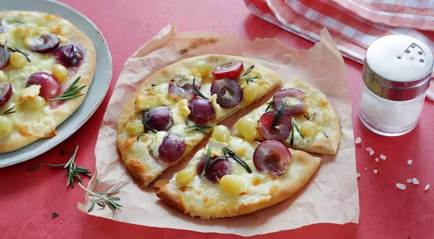 ブドウの単純なレシピ。ブドウとヤギのチーズのピザ