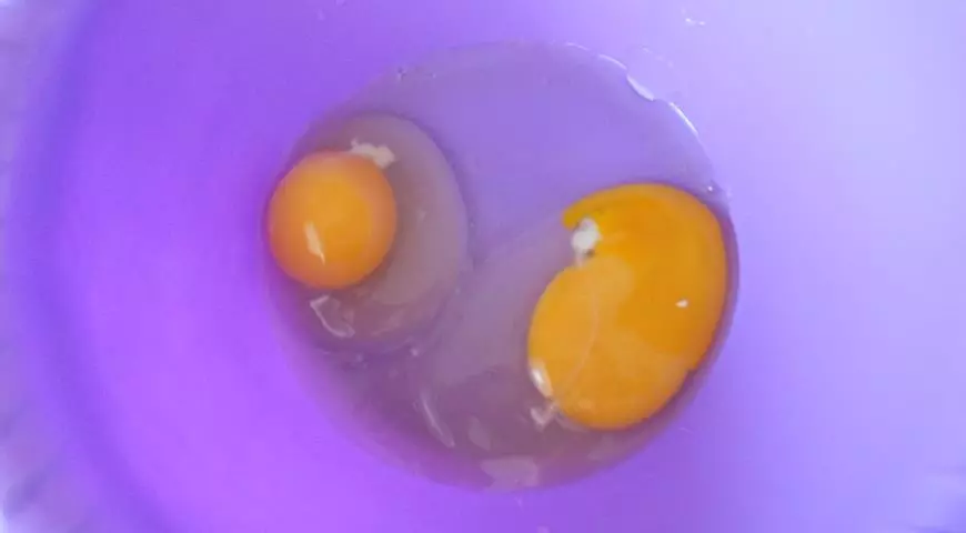 Przerwać jajka w misce