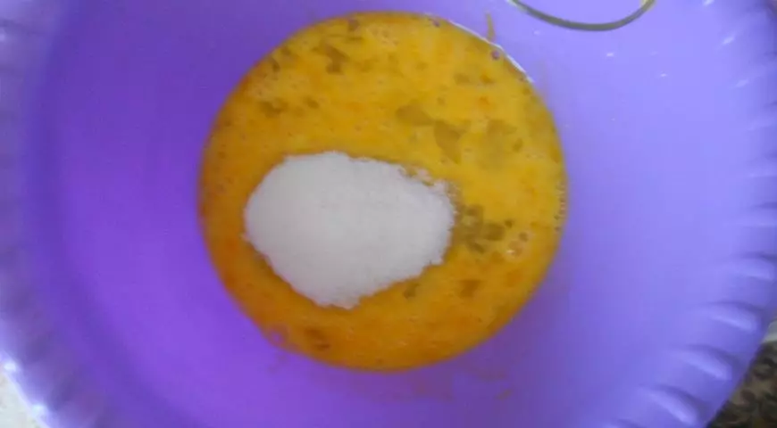 W bitej jajach dodaj cukier do gotowania ciasta
