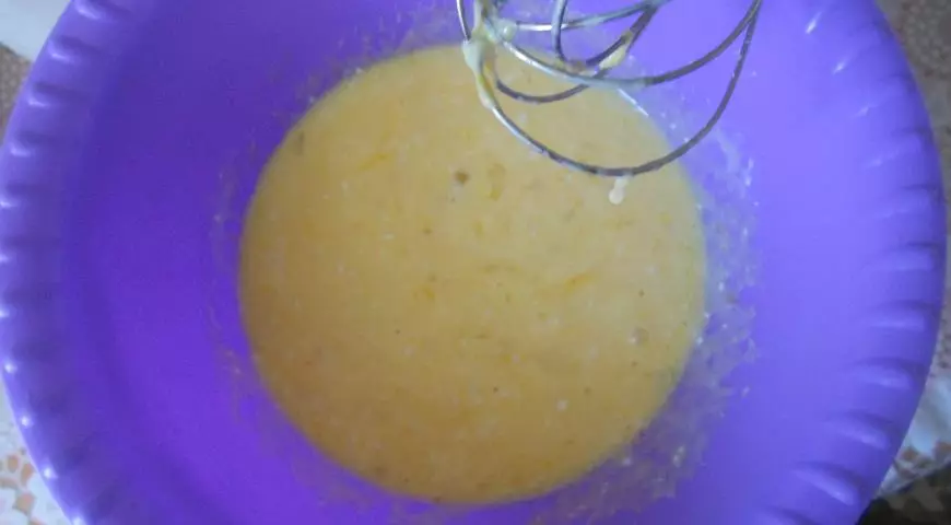 Wlać kefir do masy jaj i mieszać