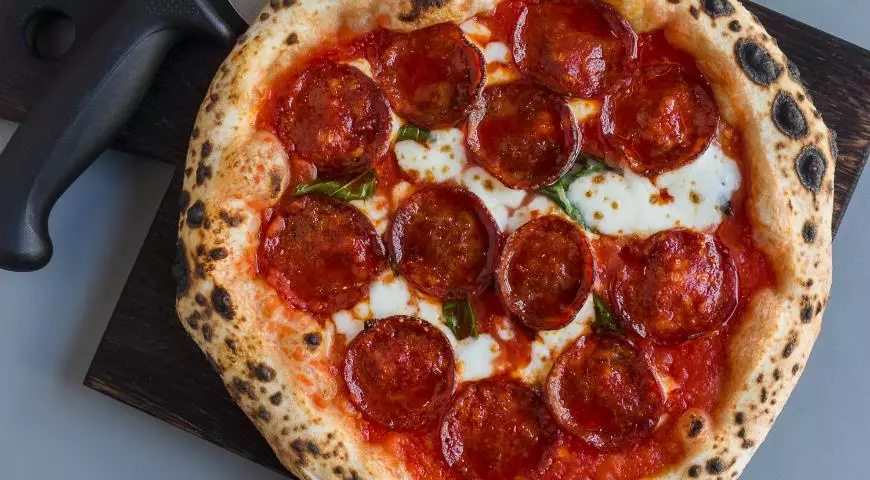 El menú mostra 13 tipus de pizza: cuita segons les receptes clàssiques de "Old Light" - Marinar, Napoltà, Diable, representants de "Nou Món" - Pera / Gorgonzola / Sudzhuk, Kremlin Star, Burchchina, així com Sweet Pizza Raspberry / Salsa de maskrapone / porto. A la institució no serveix una pizza tallada en part, i l'ofereixen per fer un convidat independentment, com és habitual a les millors pizzeries de Nàpols. Per cert, es pot treure la pizza.