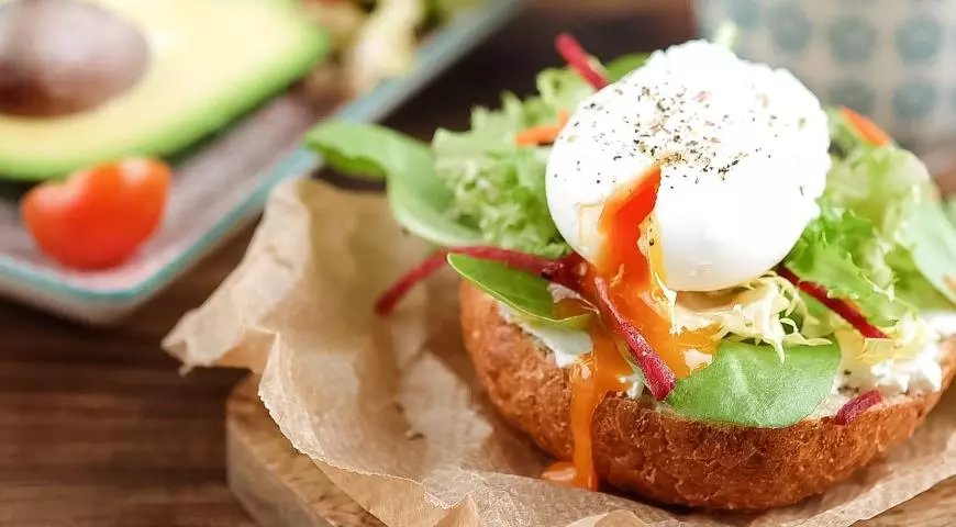 Sándwich del domingo con aguacate, requesón, ensalada y huevo de pashota.