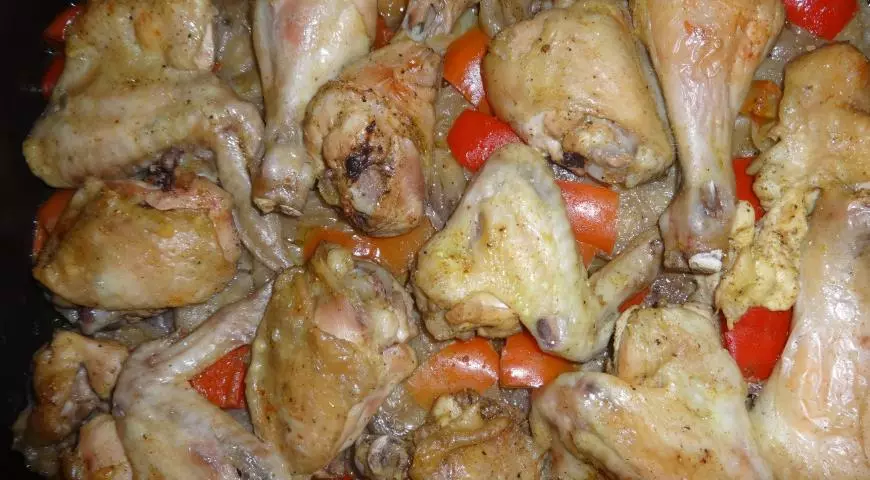Former med færdig kylling på grøntsager kommer ud af ovnen