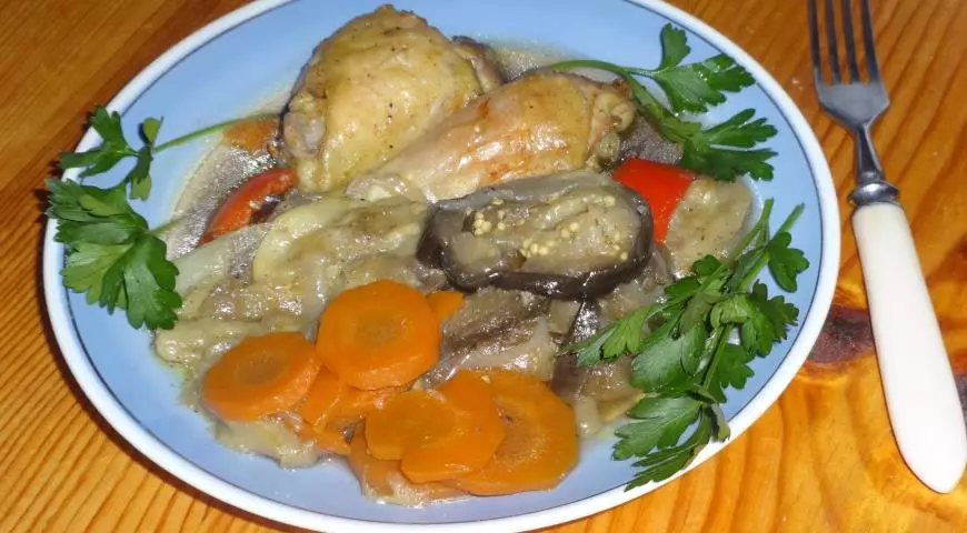 Cucinare il pollo su verdure
